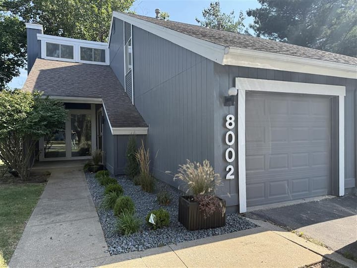 Modern Home Near Kansas City | Executive Retreat - Shawnee, KS