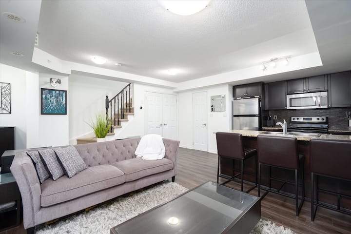 Trendy Townhome + Free Parking - Steps To Up Exp - Toronto