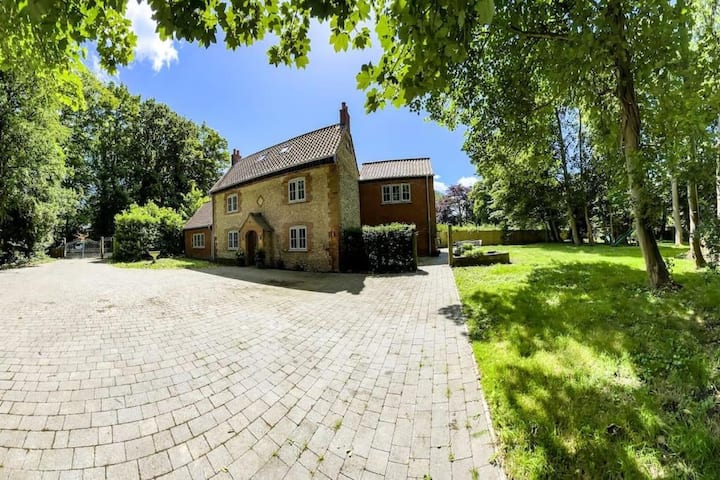 The Gatehouse & Lodge | Large Group Retreat - Holt