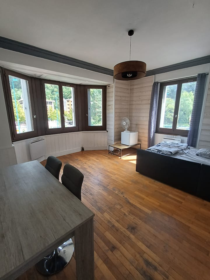 Grande Chambre Au Centre-ville De Cluses - Cluses