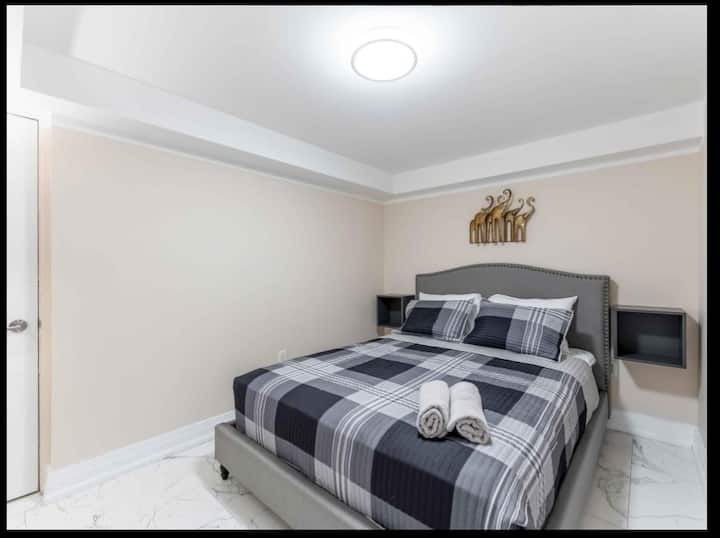 One Bedroom Basement Apartment W/parking-modern - Toronto