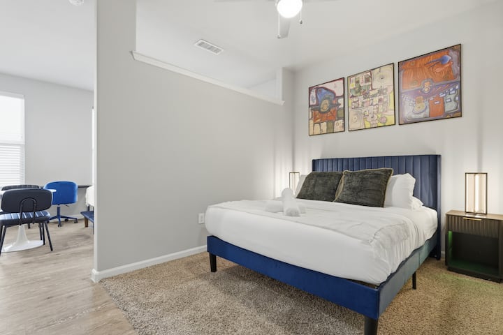 The Austin Retreat | 1bed + Pool & Gym - Austin, TX