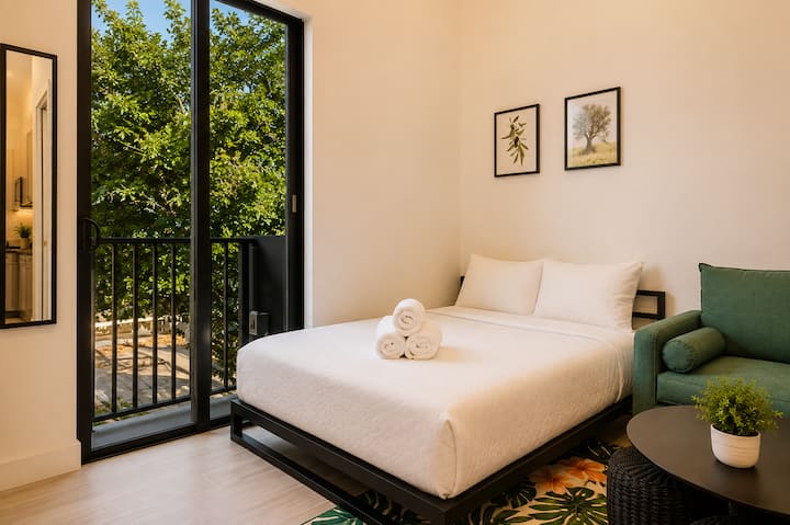 Studio With Private Balcony Near Downtown Miami - Miami, FL