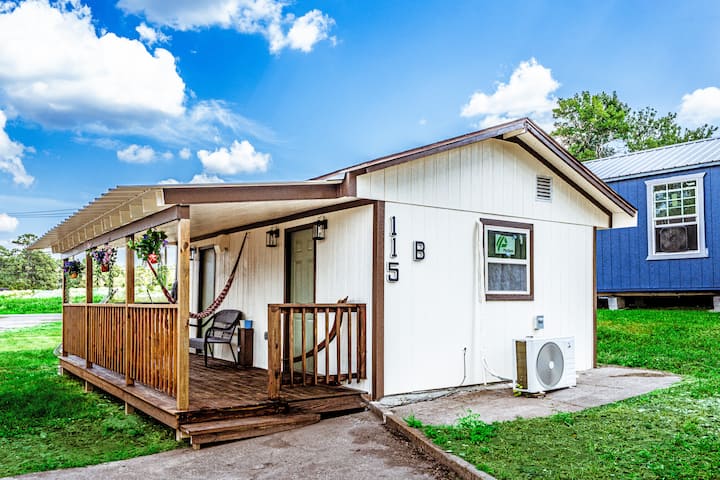 The Little Casita - Tiny Home Near Downtown - Huntsville, TX