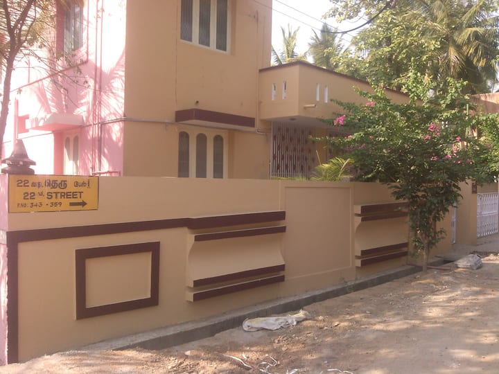 Individual House For Rent
3 Bed Rooms With 3 Beds - Vellore