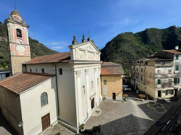 Wonen In Italië Midden Op De Piazza Van Airole - Airole