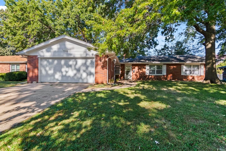 Lynnhaven Landing  Cozy Springfield Getaway - Springfield, IL