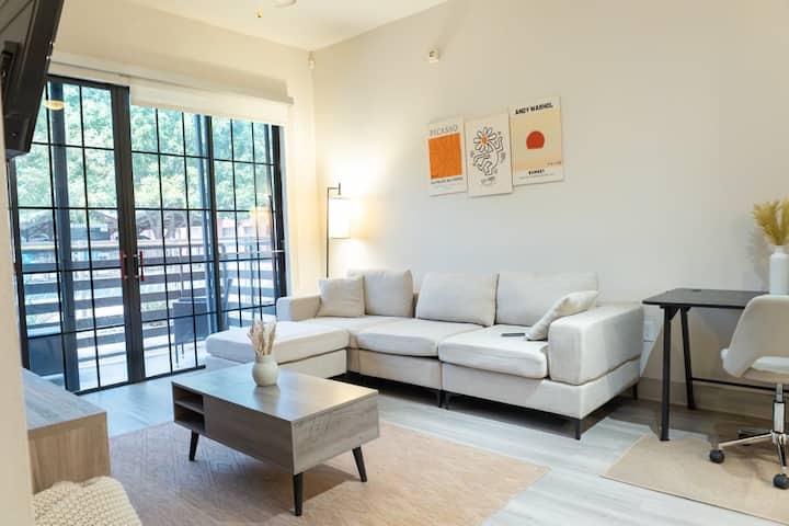Ground Floor Modern Retreat In Bishop Arts - Dallas, TX