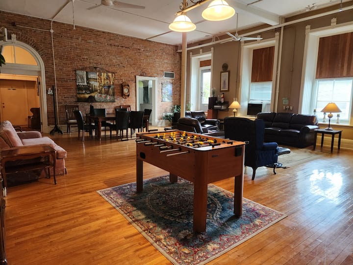 New York Style Loft
5 Beds With A Pull Out Couch. - Gananoque