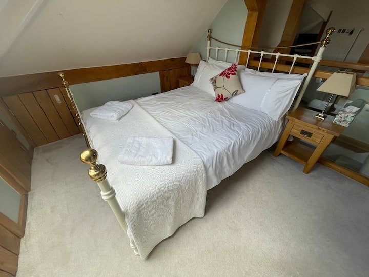 Large Room With King Bed & Private Bathroom - Winchcombe