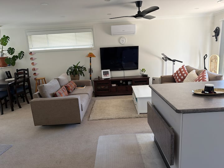 Welcome To Our Warm Comfortable Home Away Home! - Dural