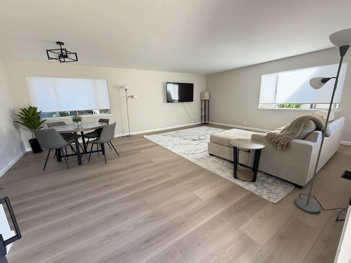Completely Renovated 2-bedroom House (Fits 6) - 紅木城