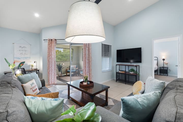 Renovated Top Floor Condo W Pool, Near Beach - Clearwater, FL