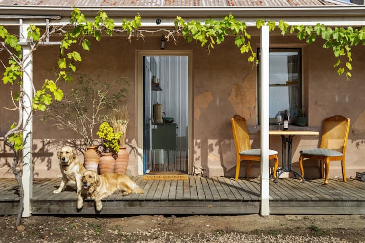 Idyllic Stone Cottage In A Riverside Vineyard - Meredith