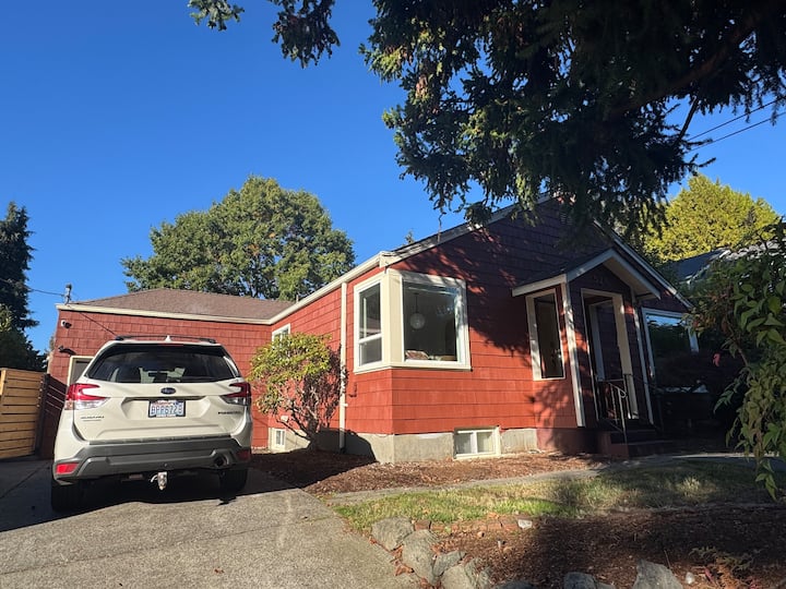Cozy House With Spacious Yard - Seattle