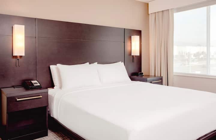 Modern 1 King 1 Br Hotel Kitchensuite W/ Breakfast - Redlands, CA