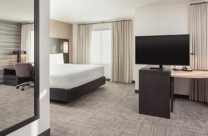 Modern 1 King Hotel Kitchen Suite W/ Breakfast - Redlands, CA