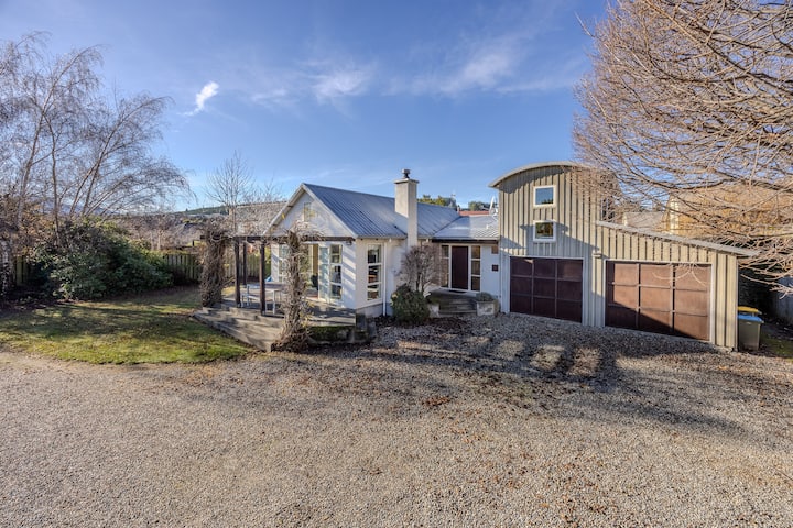 Cherry Court Comfort | Big Family Home, Sleeps 10 - Wanaka