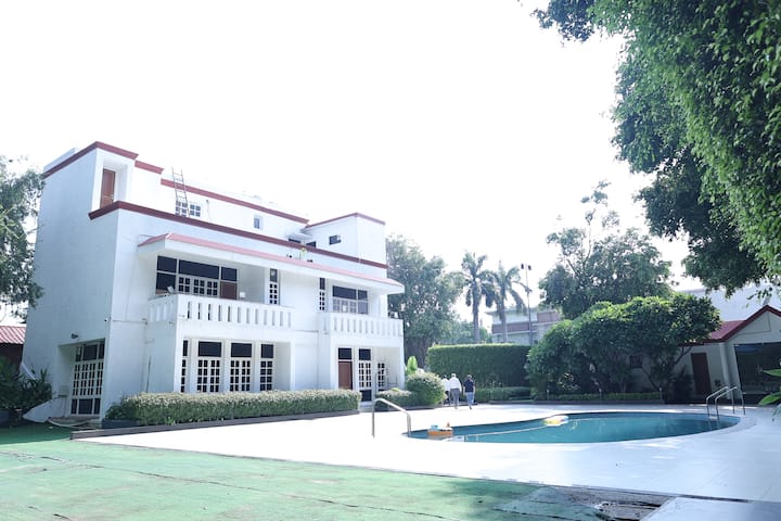 Luxury Farmhouse Stay Near Airport | Pool & Lawn - Delhi