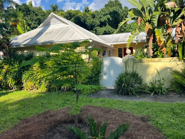 Very Charming Historic Fort Myers Garden Home - Fort Myers, FL
