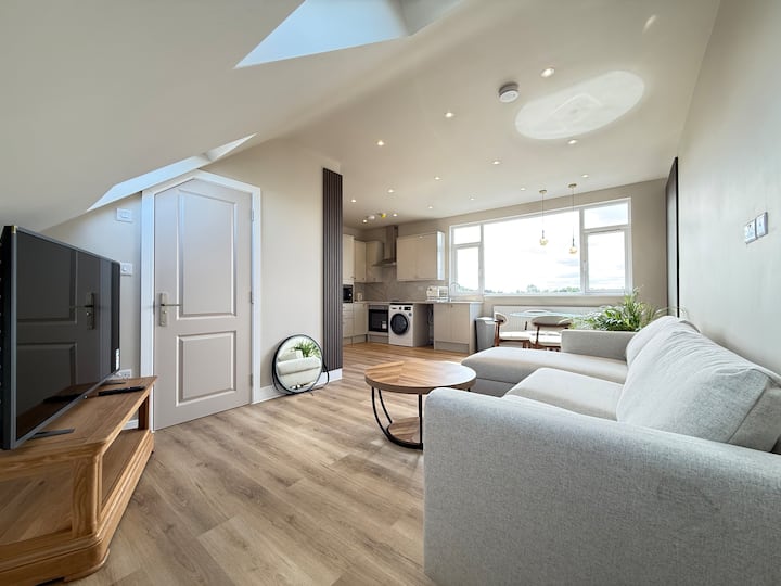 Sky-lit Modern Warm 1-bed, Sleeps 4, W/parking - London, UK