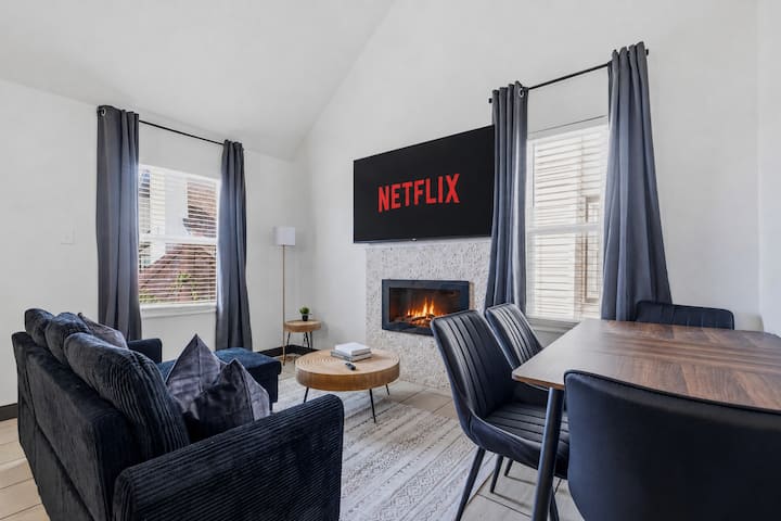 Unique Loft | Pool | Gym | Bbq | Firepit - Zionsville, IN