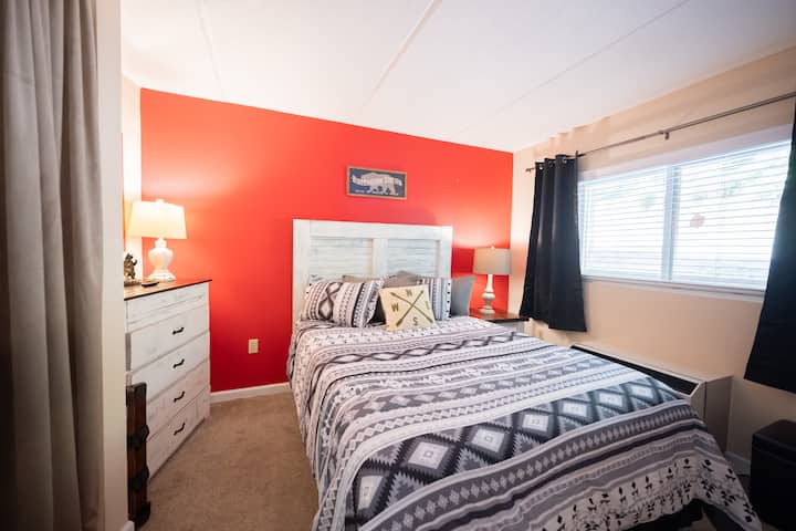 *New* Walkable Stay/pool/dwtn Gatlinburg/sleeps4 - Gatlinburg, TN