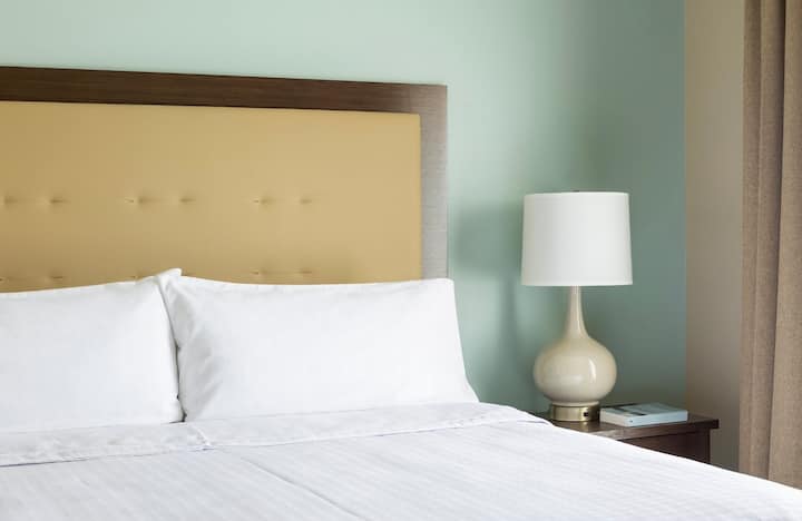 Stylish 2 Queen 1 Br Hotel Kitchensuite W/ Parking - Loma Linda, CA