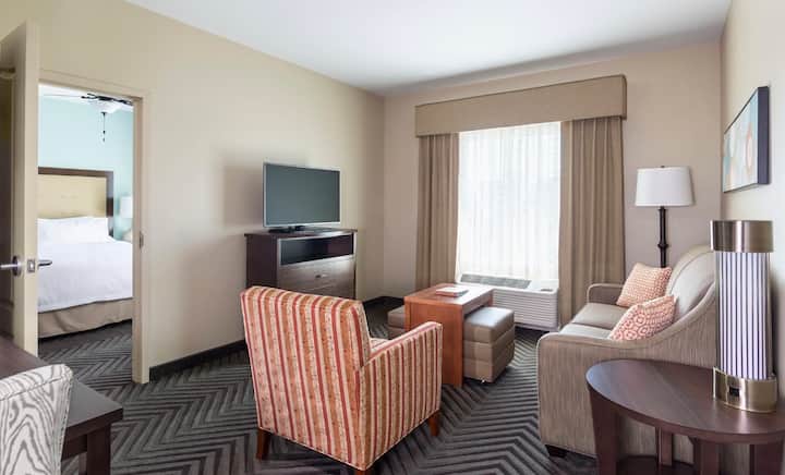 Stylish 2 Bedroom Hotel Kitchen Suite W/ Breakfast - San Bernardino, CA