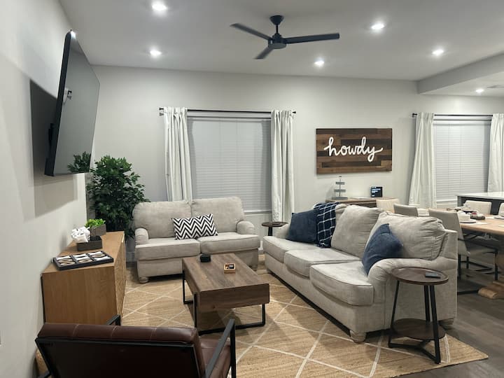 Game Day House | 4 Private Suites | Sleeps 10 - College Station, TX