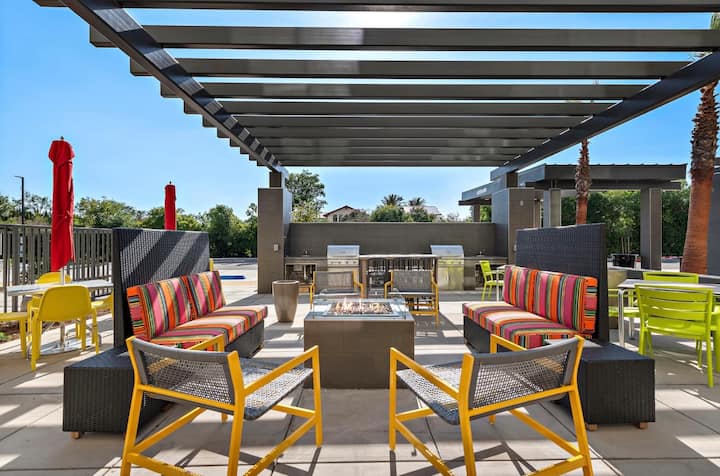 Cozy 2 Separate Hotel Kitchen Suites W/ Breakfast - San Bernardino, CA
