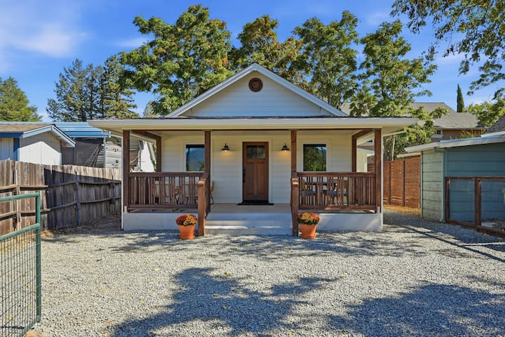 Stunning New Downtown Cottage - Twin Pine Casino & Hotel