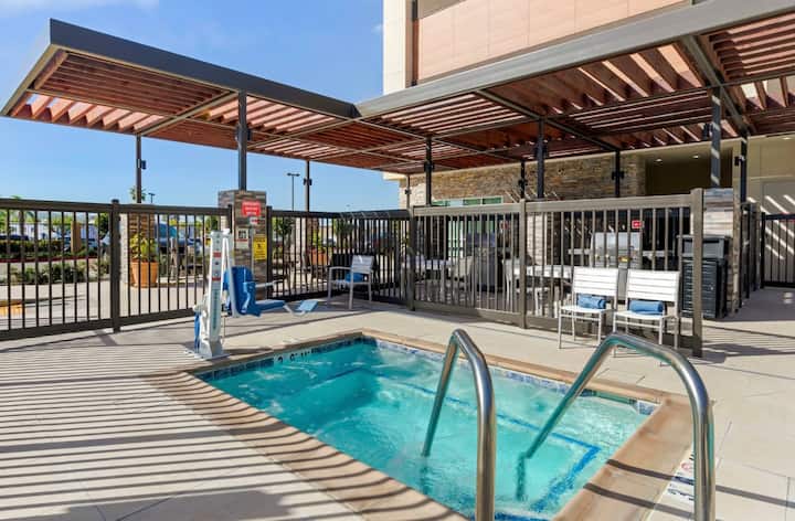 Cozy 3 Separate Hotelsuites W/ Parking & Breakfast - Redlands, CA