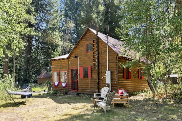 Cozy Lakeside Cabin: Dock, Deck, & Pet Friendly - McCall, ID