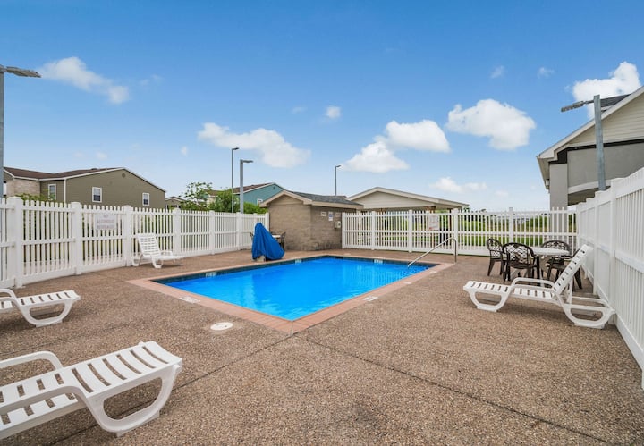 Ingleside Stay | 3 Rooms W/ Kitchen & Free Parking - Corpus Christi, TX