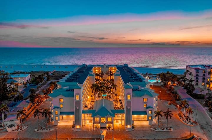 Wake Up On The Gulf - Resort Life Beach Pool & Spa - Treasure Island, FL