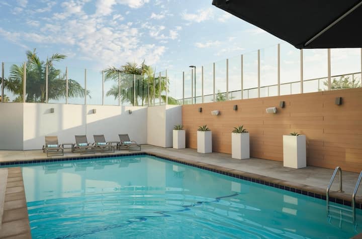 Stylish 2 Queen Hotel Kitchen Suite W/ Breakfast - Orange, CA