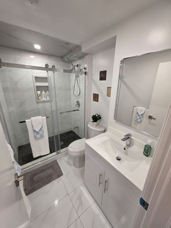 Newly Renovated, Family Friendly 2-bedroom Retreat - 