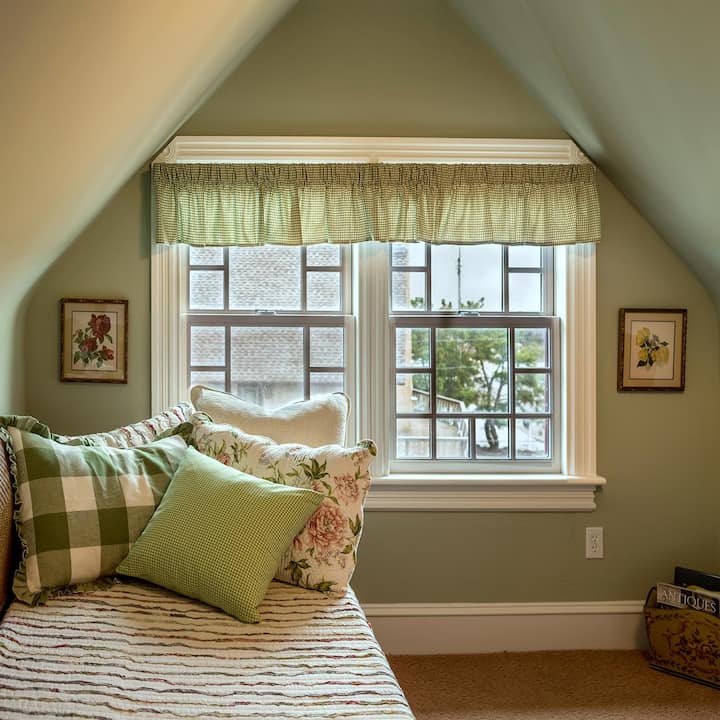 Rose Suite | King, Trundle & Room For 4 - Beach Haven, NJ