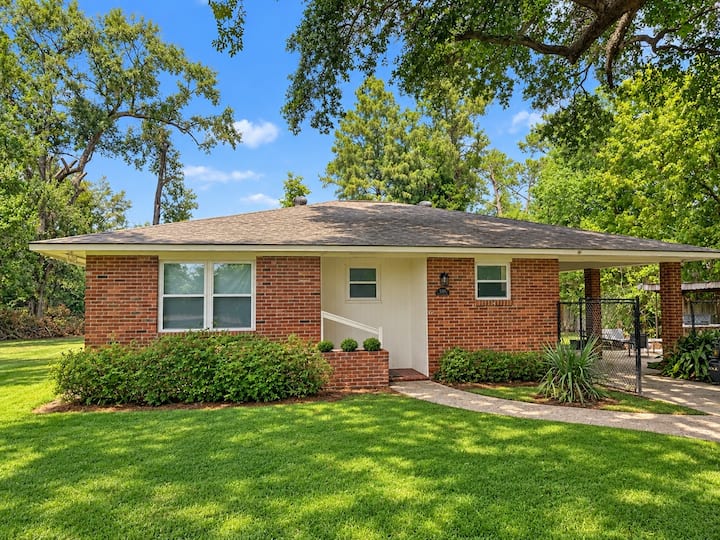 Moss Side Cottage | 2br Huge Yard Dogs Welcome - Baton Rouge, LA