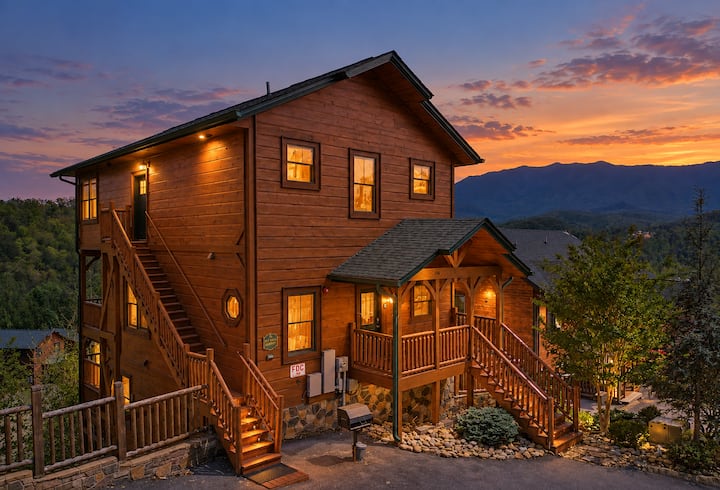 Mountain Lookout - Views, Sauna, Games, Hot Tub! - Gatlinburg, TN