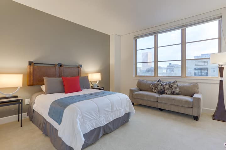 Stylish Downtown Apartment With Gym And Parking - Portland, OR