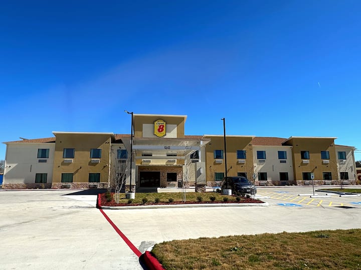 Near San Jacinto Mall | King, Wi-fi, Free Bfast - Baytown, TX