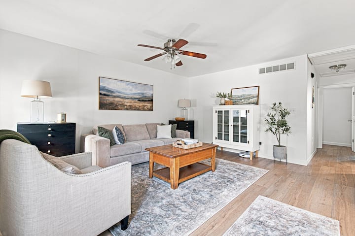 Ginkgo House | Spacious 4br + 2-car Garage - Iowa City, IA