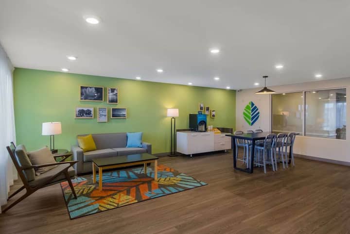 Cozy Queen Suite + Kitchen. Wi Fi. Parking. - Jacksonville, FL