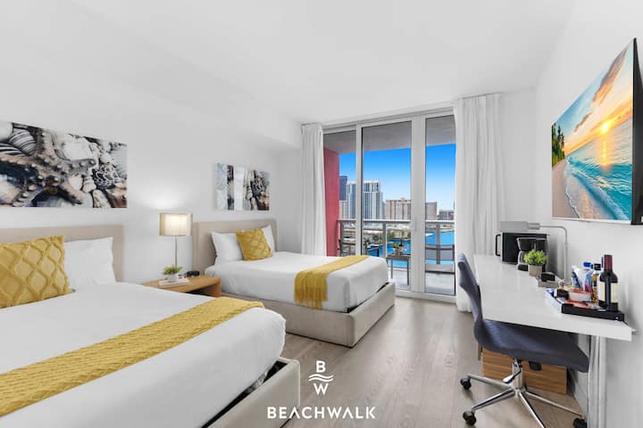Cozy Studio With Bay View & Private Balcony - Hallandale Beach, FL