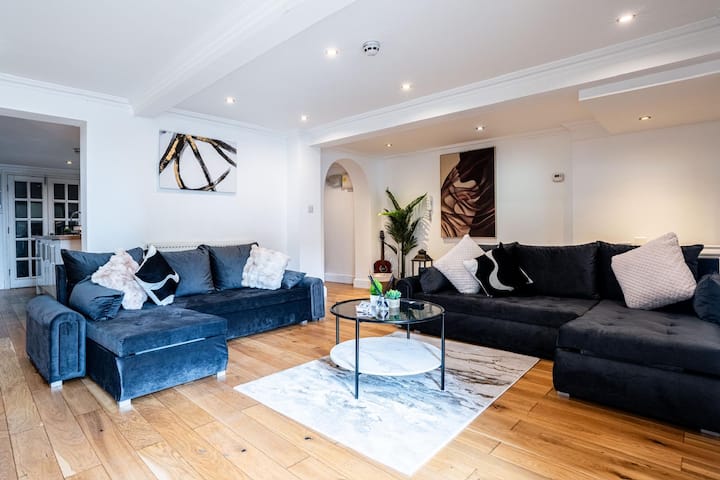 Spacious Leeds City Apt Sleeps 8 W/ Free Parking - Leeds