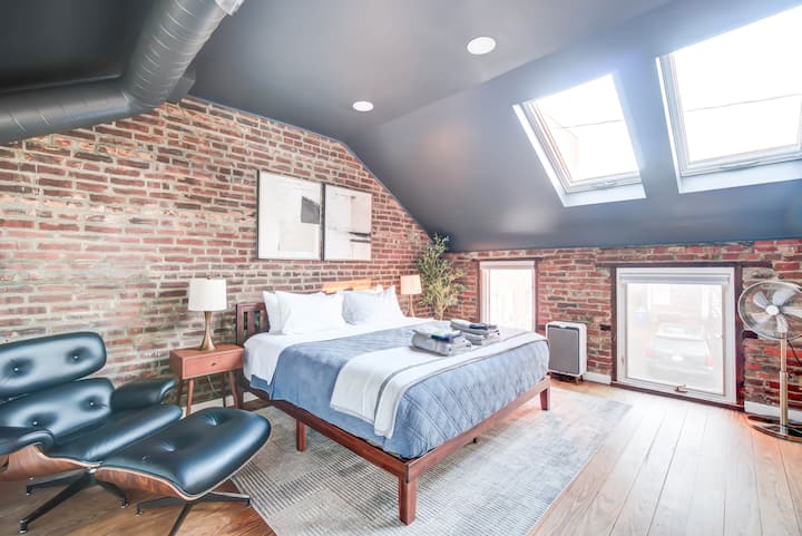 King Bed! Free Parking! Brick Carriage House - Alexandria, VA