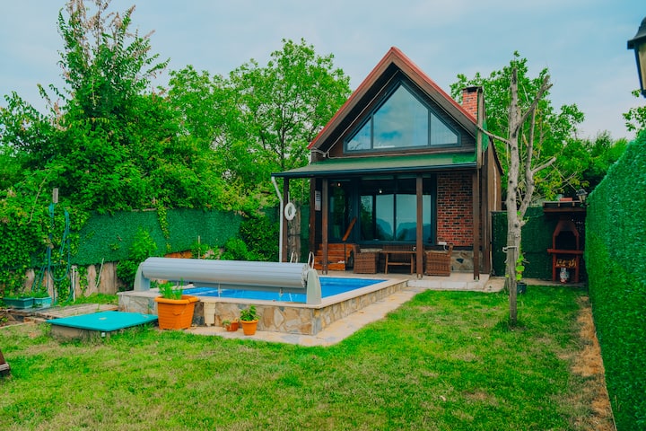 Taş Bungalov · Göl Manzaralı Ahşap Ev + Havuz - Adapazarı