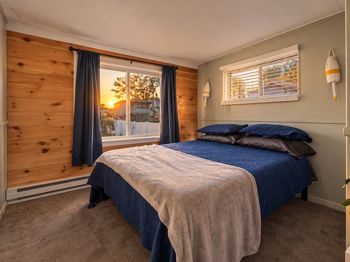 5 Minute Walk To The Beach · Hot Tub · Sleeps 6 - Old Orchard Beach, ME
